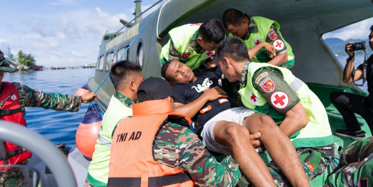 Kolaborasi Bekangdam dan Kesdam XVI/Pattimura Evakuasi Korban ...